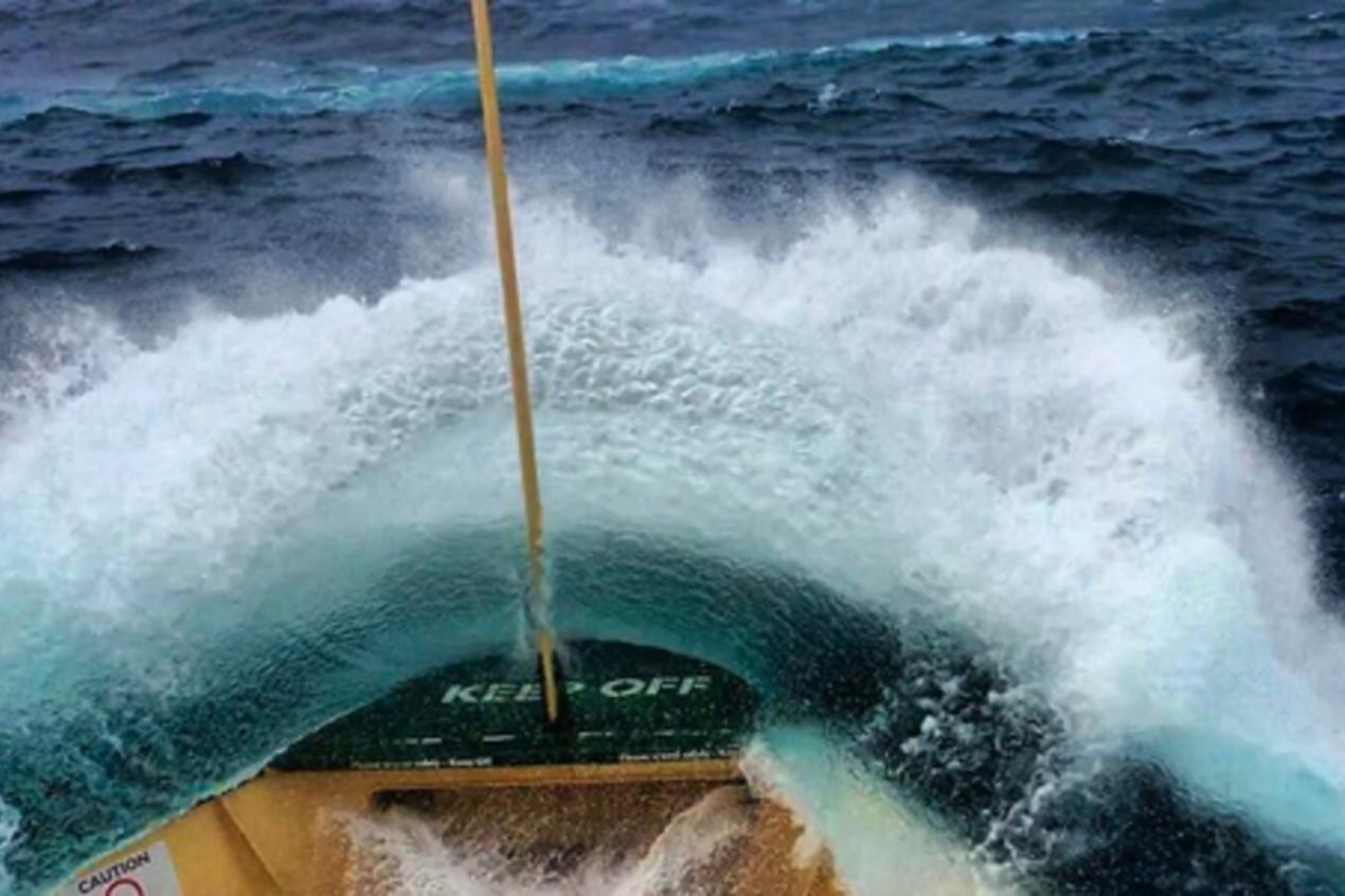 Photo buzz : une vague géante s'abat sur son bateau... - Actualités ...