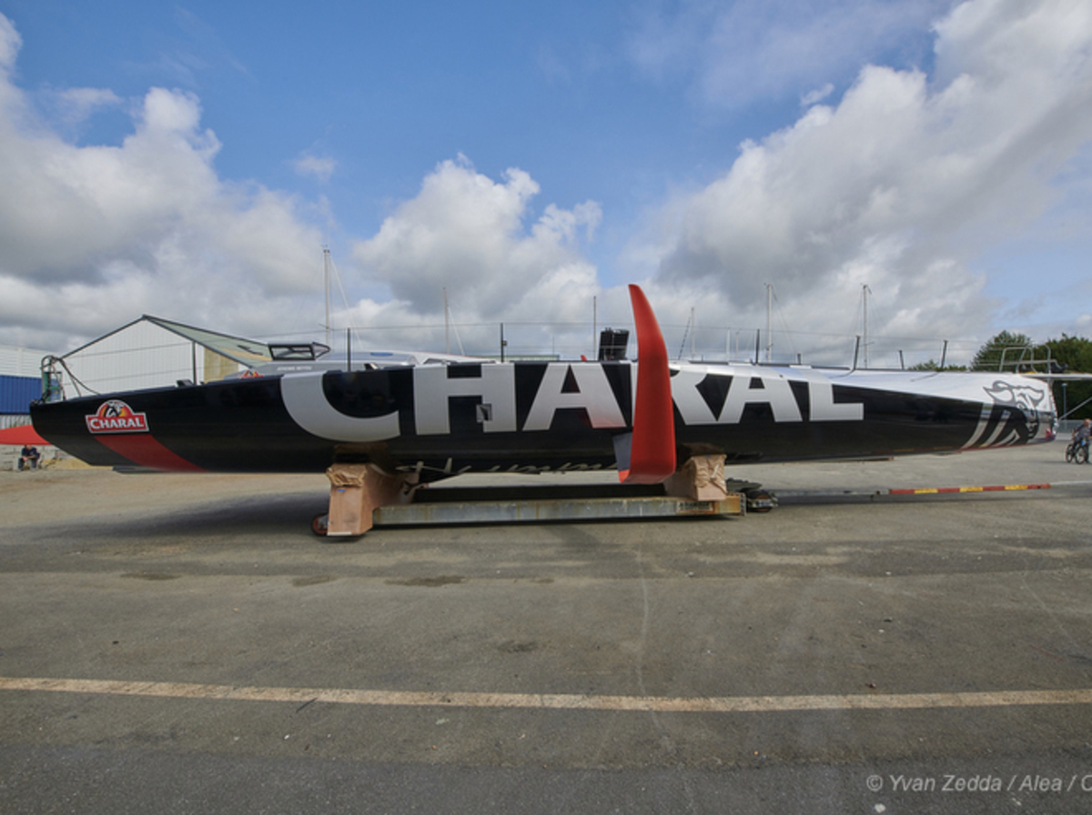 L'IMOCA 60 Charal de Jérémie Beyou est sorti de son chantier de Port-la ...