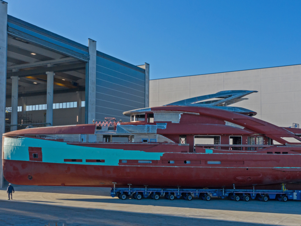 Vidéo : le superyacht ISA GT 45m entre en phase d'équipement ...