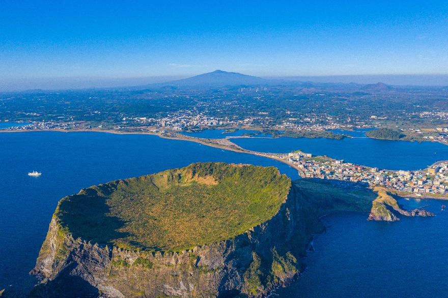 Les 8 plus belles îles volcaniques à explorer - Actualités Nautisme