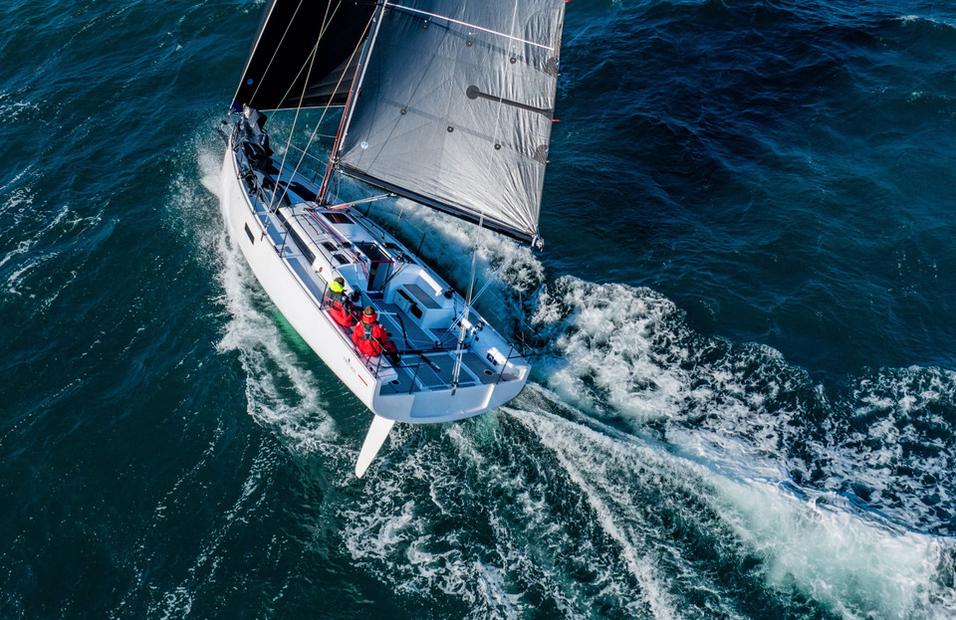 Sun Odyssey 415 : le nouveau 40 pieds qui conjugue vitesse, confort et ...