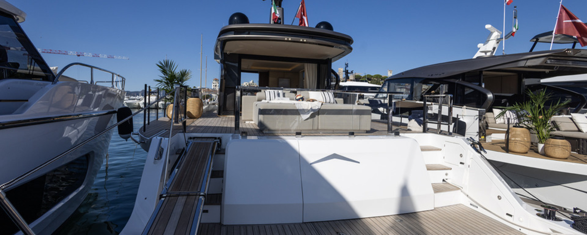 Azimut Seadeck 7 : l’hybride familial vu au Cannes Yachting Festival ...