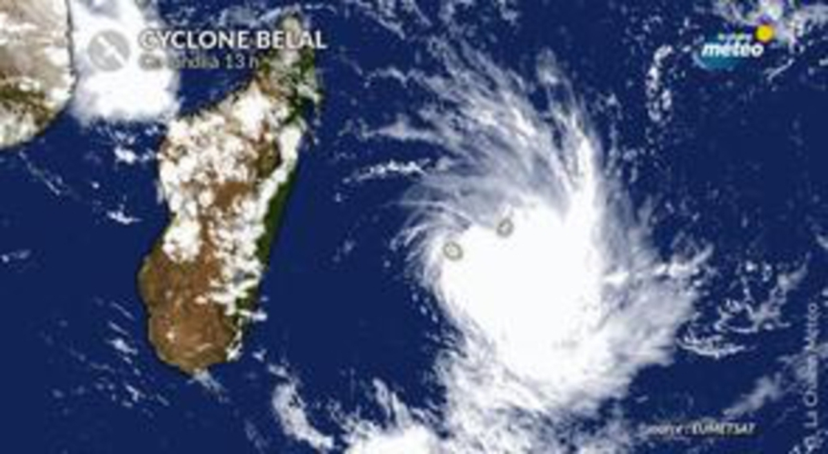 Belal : l'oeil du cyclone commence à s'éloigner de la Réunion ...